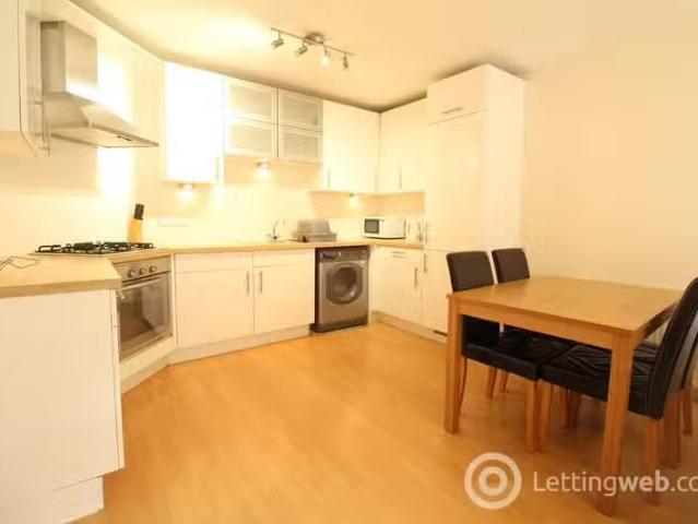 Cheap 2 BR Property to rent in Bothwell Road, Mid Floor Flat.
