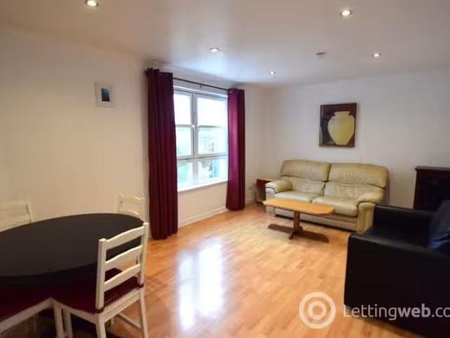 Cheap 2 BR Property to rent in Broughton Road, Broughton, Edi.