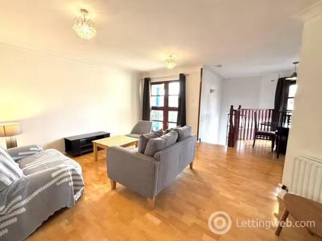 Unique 2 BR Property to rent in East Werberside, Edinburgh, EH4
