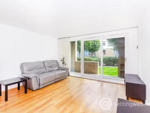 Charming 2 BR Property to rent in East Pilton Farm Avenue, Pil.