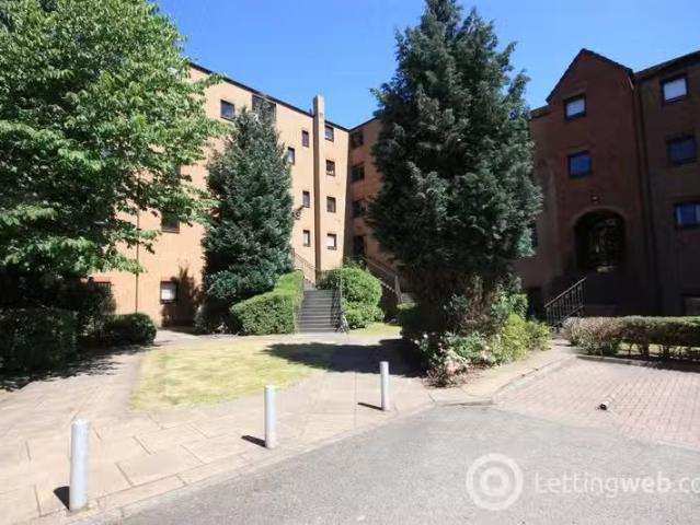 Charming 2 BR Property to rent in Flat G/1, 19 Albion Gate, Gl.