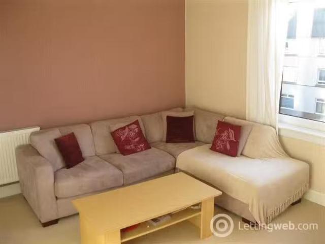 Cozy 2 BR Property to rent in Moat Drive, Edinburgh, EH14