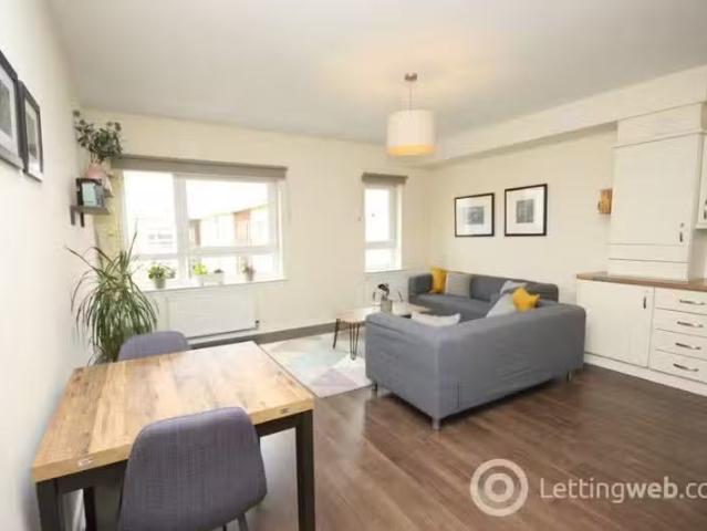 Rental! 2 BR Property to rent in New Mart Place, Chesser, Edin.