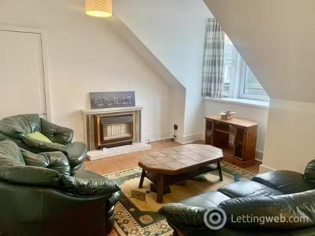 Cozy 2 BR Property to rent in Rosebank Place, Second/Top Floor.