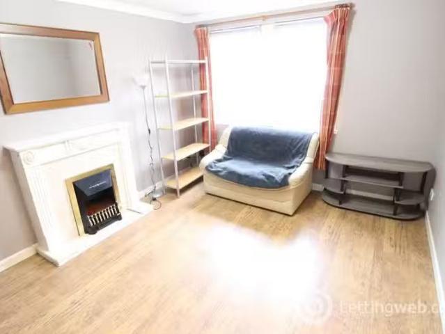 Cozy 2 BR Property to rent in Regent Walk, Ground Floor, AB24