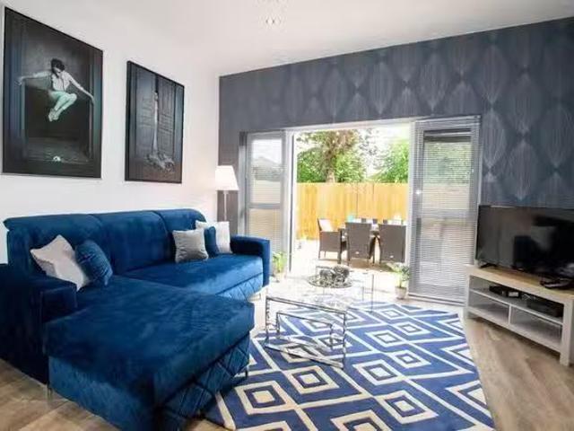 Deal! 2 BR Triangle West