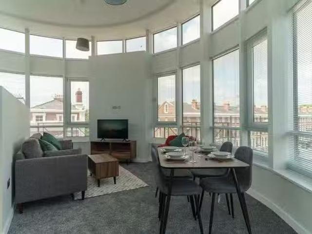 For Rent! 2 BR Upper Parliament Street