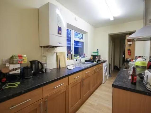 Charming 3 BA 1 bedroom terraced house for rent in Dawlish Roa.