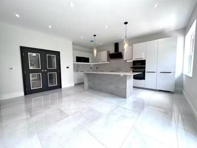 New 3 BA 3 bedroom apartment for rent in 52 Rowantree Road, En.