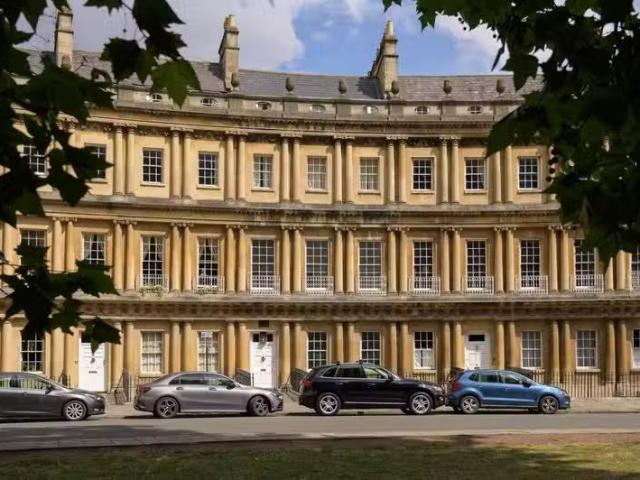 Deal! 3 BA 3 bedroom apartment for rent in The Circus, BA1