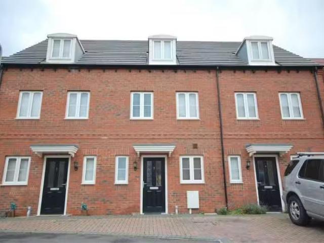 Deal! 3 BA 3 bedroom end of terrace house for rent in Ivy Gran.