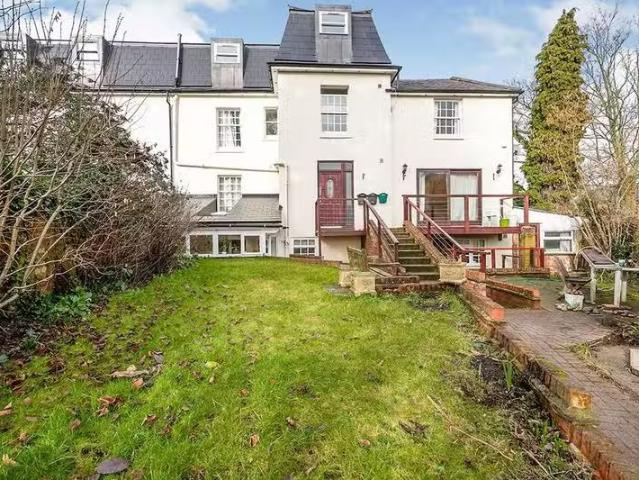 Deal! 3 BA 3 bedroom Flat to rent, Egham Hill, Egham, TW20 £2.