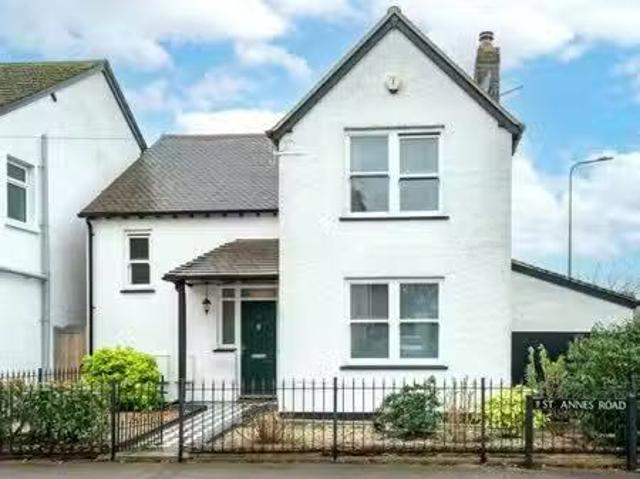 Unique 3 BA 3+ bedroom house to rent in St. Annes Road, Headin.