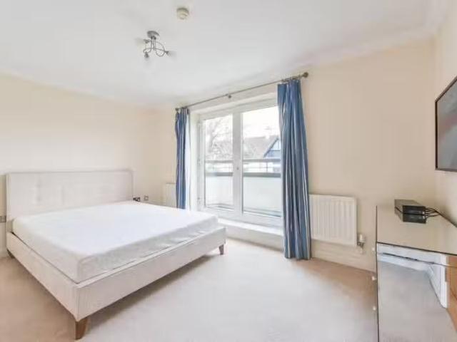 Cheap 3 BA 3 bedroom penthouse for rent in Carew Road, Northwo.