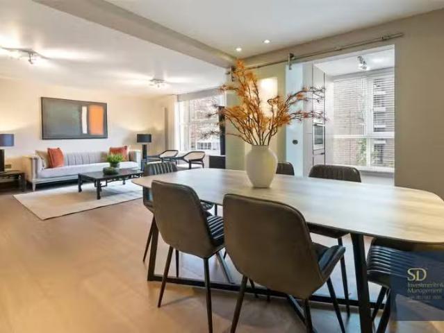 Charming 3 BA 3 bedroom property to let in St. Johns Wood Park.