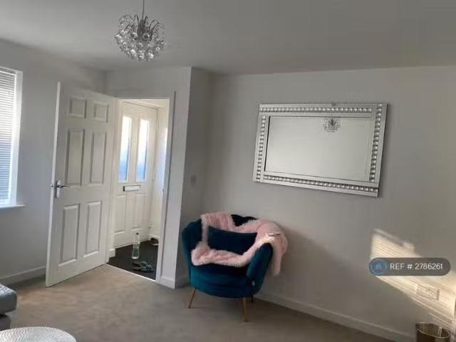 Rental! 3 BA 3 bedroom semi detached house for rent in Leaming.