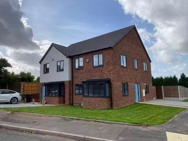 Cozy 3 BA 3 bedroom semi detached house for rent in Summit Pla.