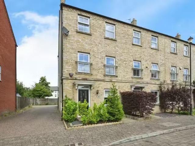 Charming 3 BA 4 bedroom terraced house for rent in Avocet Clos.