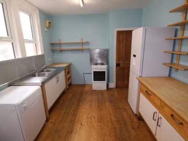 For Rent! 3 BA 4 bedroom terraced house for rent in Bromley St.
