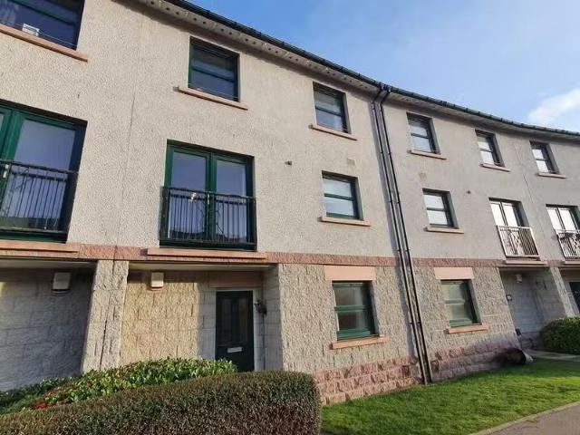Charming 3 BA 4 bedroom town house for rent in Grandholm Cresc.