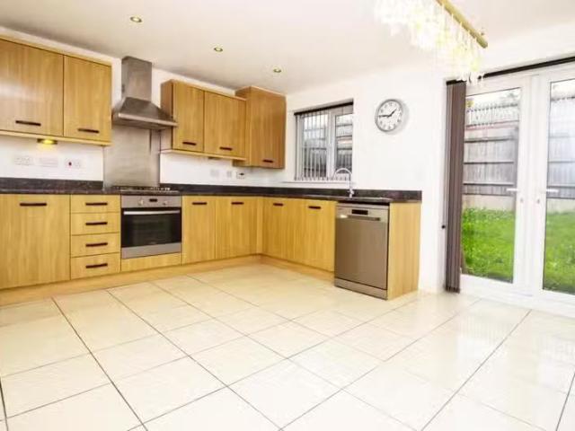 Charming 3 BA 4 bedroom town house for rent in Kirkland Close.