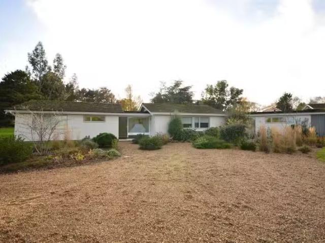 For Rent! 3 BA 4 bedroom detached bungalow for rent in Aldebur.