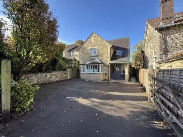 Just in! 3 BA 4 bedroom detached house for rent in The Old Mal.