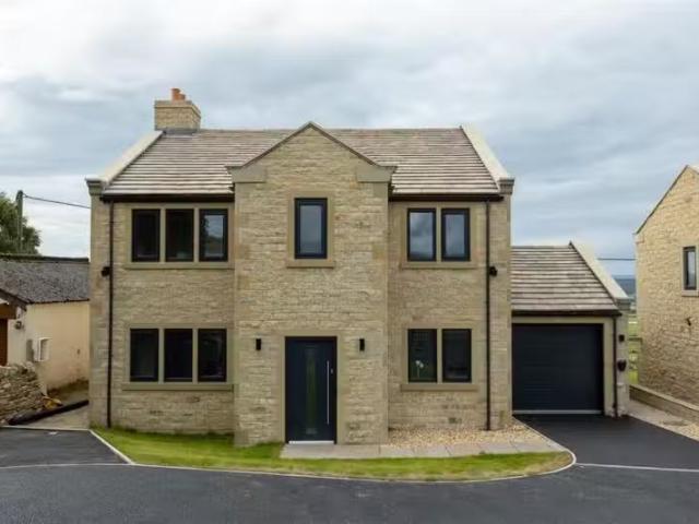Charming 3 BA 4 bedroom detached house for rent in Wilsden Vie.