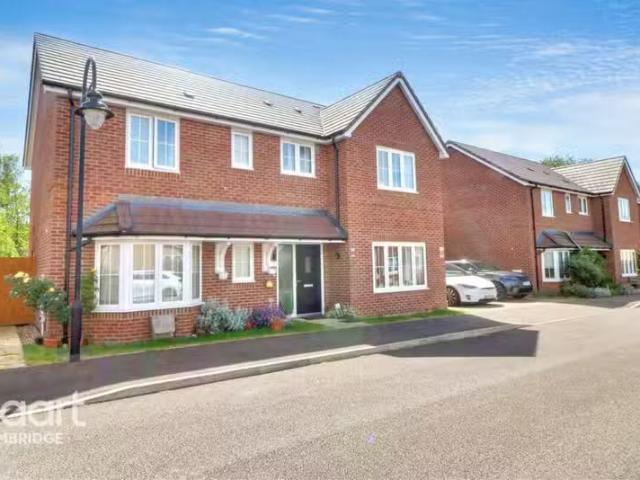 Cozy 3 BA 4 bedroom detached house for rent in Woodfield Road.