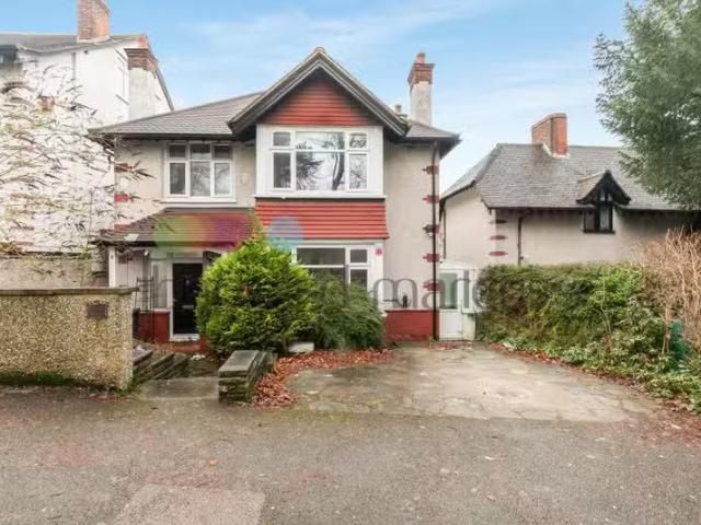 Rental! 3 BA 4 bedroom detached house for rent in Higher Drive.