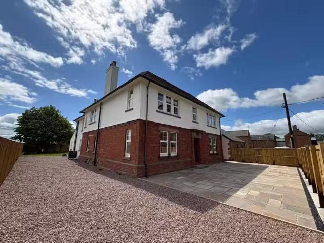 Just in! 3 BA 4 bedroom detached house for rent in Stoneknowe.