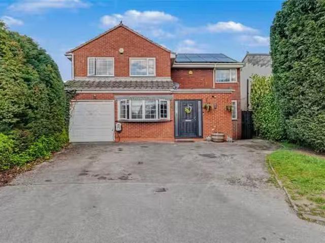 Deal! 3 BA 4 bedroom detached house for rent in Station Road.