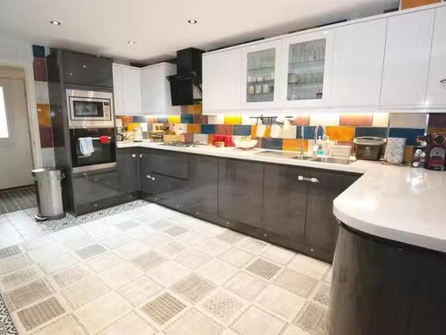 Charming 3 BA 4 bedroom house for rent in Burford Gardens, CAR.
