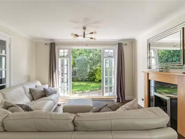 Charming 3 BA 4 bedroom property to let in Marlborough Drive.
