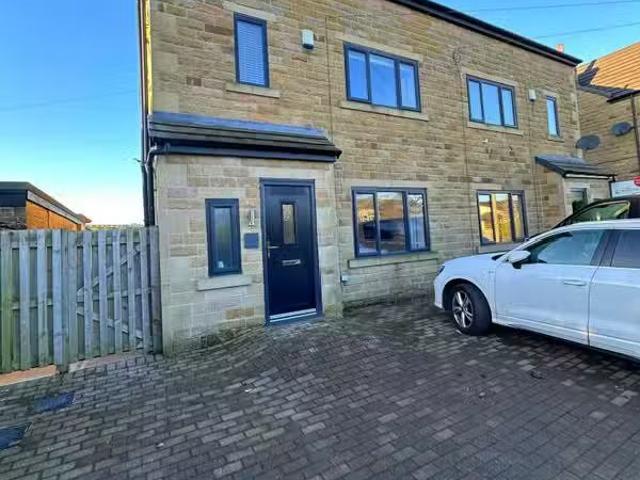 Cheap 3 BA 4 bedroom semi detached house for rent in Broomfiel.