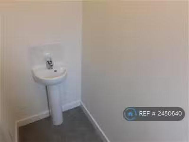 Cheap 3 BA 4 bedroom semi detached house for rent in Escott Ro.