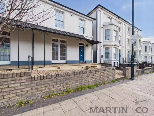 Cheap 3 BA 4 bedroom semi detached house for rent in London Ro.