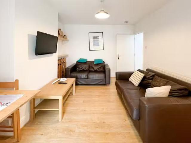 Cheap 3 BA 5 bedroom terraced house for rent in Ninth Avenue.