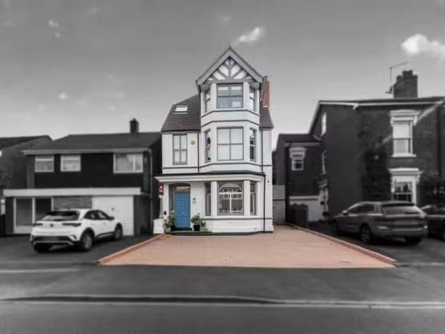 Charming 3 BA 5 bedroom detached house for rent in Western Roa.