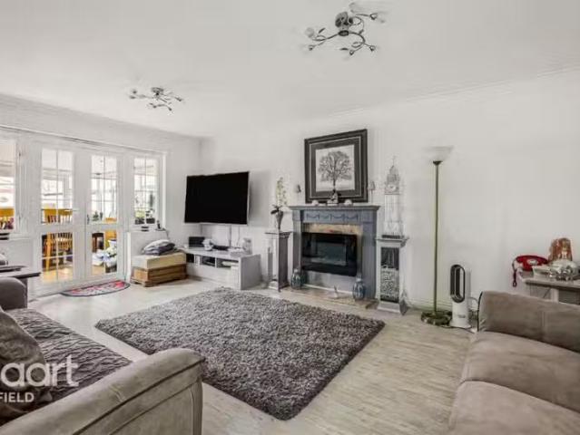 Nice 3 BA 5 bedroom detached house for rent in Bittern Close.