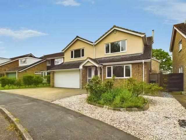 Nice 3 BA 5 bedroom detached house for rent in Broadland Road.