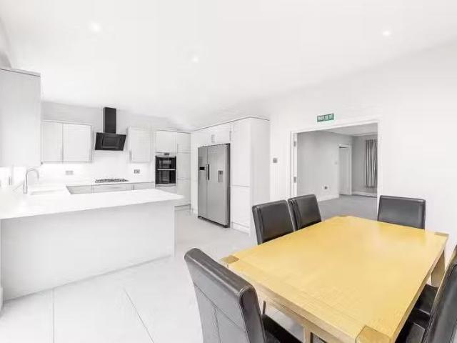 Nice 3 BA 5 bedroom detached house for rent in Kimberley Road.