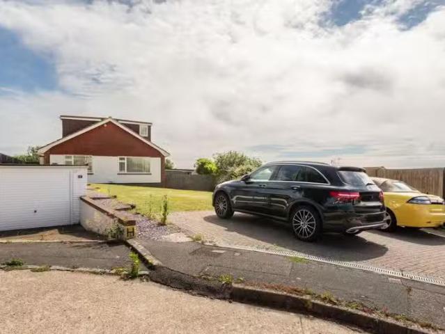Charming 3 BA 5 bedroom detached house for rent in Rye Close.
