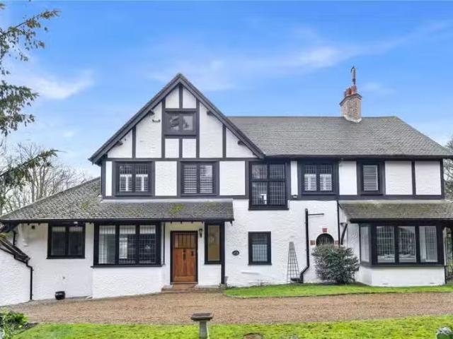 Deal! 3 BA 5 bedroom house for rent in Furze Hill, CR8