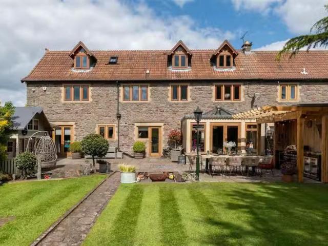 Just in! 3 BA 5 bedroom semi detached house for rent in Abbots.
