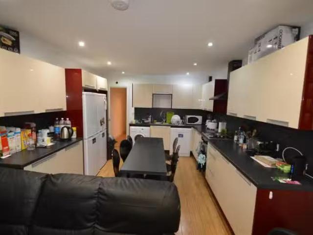 Cozy 3 BA 6 bedroom house for rent in Dawlish Road, Birmingham.