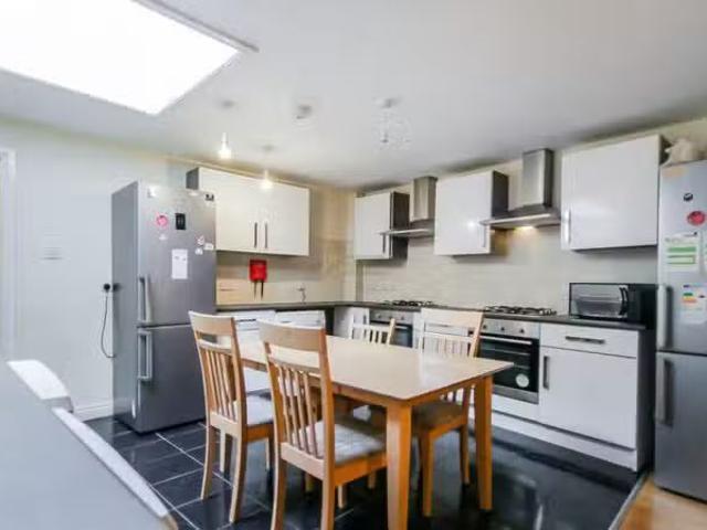 Cheap 3 BA 7 bedroom end of terrace house for rent in Alton Ro.