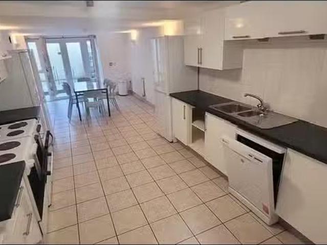 Cozy 3 BA 8 bedroom end of terrace house for rent in Alfred Pl.
