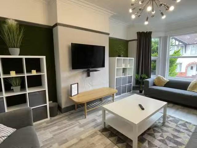 Charming 3 BA 9 bedroom house share for rent in Raymond Street.