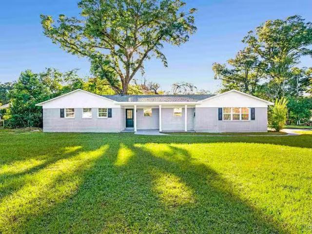 Charming 3 Bed/2 Bath + Bonus Single Family Home in Pensacola.
